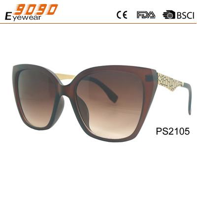 China Gafas de sol en el diseño de moda, hechas del plástico, convenientes para los hombres y las mujeres en venta