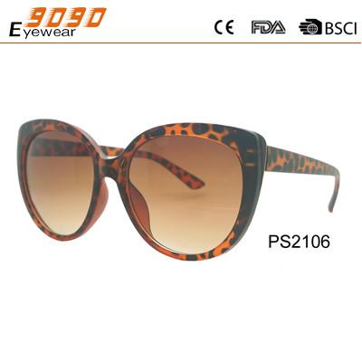 China Nueva llegada y venta caliente de gafas de sol plásticas, convenientes para los hombres y las mujeres en venta