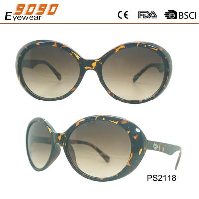China 2018 gafas de sol calientes del estilo de la venta con la lente ULTRAVIOLETA de 400 protecciones, hecha del plástico en venta