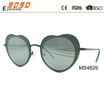 China Gafas de sol de moda del corazón de las mujeres con el marco metálico, lente ULTRAVIOLETA de 400 protecciones en venta