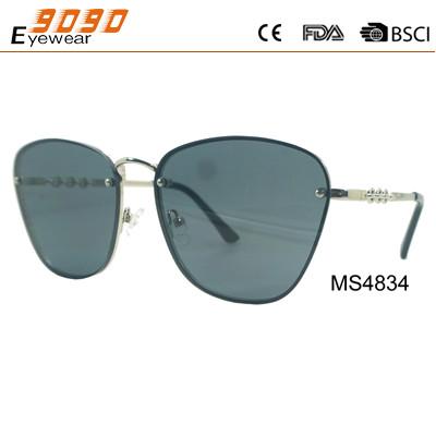 China Gafas de sol clásicas del metal de la moda que seleccionan, lente de 400 protecciones, convenientes ULTRAVIOLETA para los hombres y las mujeres en venta