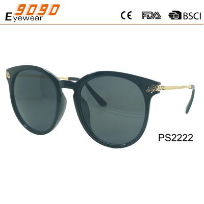 China Gafas de sol de moda plásticas del estilo los 2018 más nuevos, lente ULTRAVIOLETA de 400 protecciones en venta