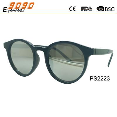 China Nueva llegada y venta caliente de gafas de sol plásticas, convenientes para los hombres en venta