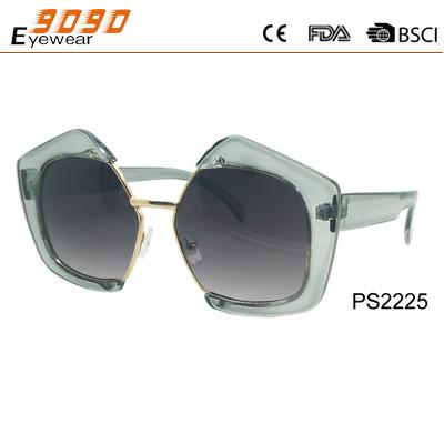 China Gafas de sol plásticas de gran tamaño con el marco especial, lente de la protección uv400, conveniente para las mujeres en venta