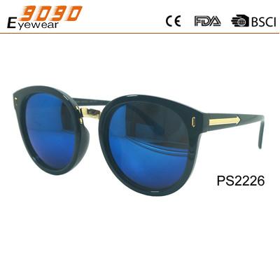 China Gafas de sol plásticas redondas del diseño de moda con la lente ULTRAVIOLETA de 400 protecciones en venta