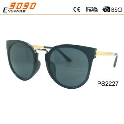 China 2018 gafas de sol de la moda con la lente ULTRAVIOLETA de la protección del 100%, hecha del metal en el templo en venta