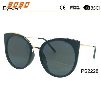 China Gafas de sol de moda plásticas del estilo los 2018 más nuevos, lente ULTRAVIOLETA de 400 protecciones en venta
