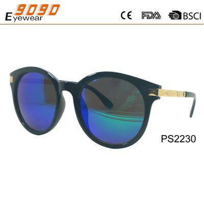 China 2018 gafas de sol de la moda con la lente ULTRAVIOLETA de la protección del 100%, hecha del metal en el templo en venta