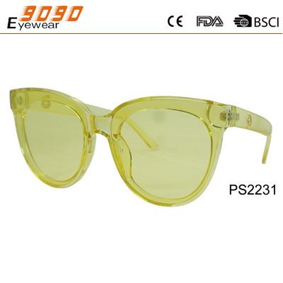 China Gafas de sol de moda plásticas del estilo los 2018 más nuevos, lente ULTRAVIOLETA de 400 protecciones en venta