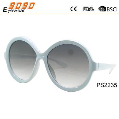 China Gafas de sol en diseño de moda con el marco plástico grande, conveniente para los hombres y las mujeres en venta