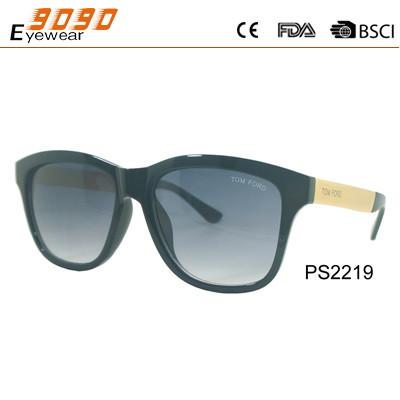 China Gafas de sol de moda plásticas del estilo los 2018 más nuevos, lente ULTRAVIOLETA de 400 protecciones en venta
