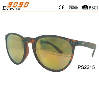 China 2018 gafas de sol de la moda con la lente ULTRAVIOLETA de la protección del 100%, hecha del plástico en el templo en venta