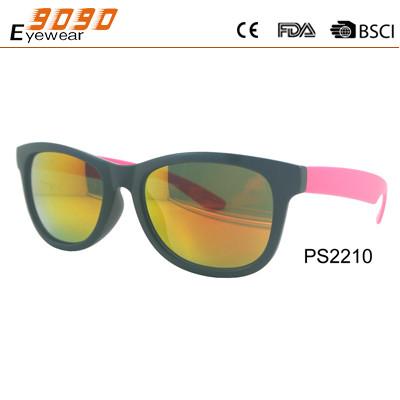 China Gafas de sol en el diseño de moda, hechas del plástico, convenientes para los hombres y las mujeres en venta