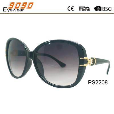 China Gafas de sol del marco del diseño de moda con el marco plástico, conveniente grandes para los hombres y las mujeres en venta