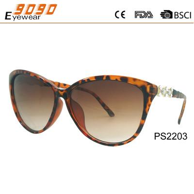 China Hombres y las gafas de sol de moda de las mujeres, lente ULTRAVIOLETA de 400 protecciones, adornada en el templo en venta