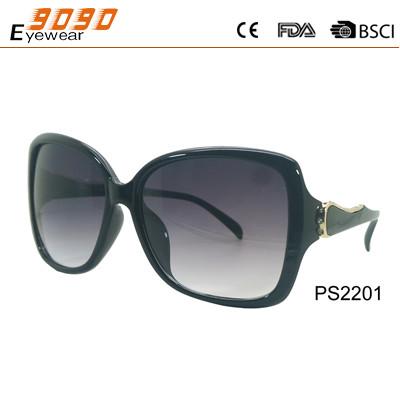 China 2018 gafas de sol calientes del estilo de la venta con la lente ULTRAVIOLETA de 400 protecciones, hecha del plástico en venta