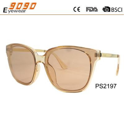 China Gafas de sol hechas del plástico, lentes ULTRAVIOLETA de la moda de la señora de la protección del 100% en venta