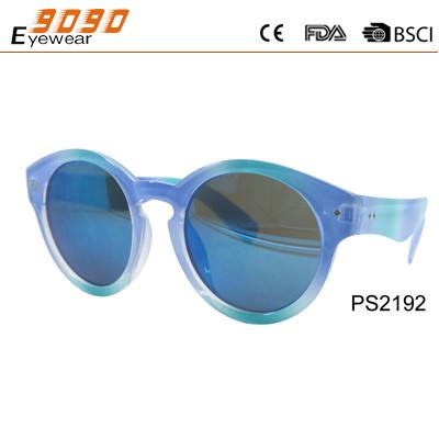 China Nueva llegada y venta caliente de gafas de sol plásticas, convenientes para los hombres y las mujeres en venta