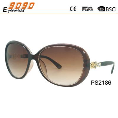China Obra clásica que selecciona las gafas de sol, hechas de bastidor plástico, lente ULTRAVIOLETA de 400 protecciones en venta
