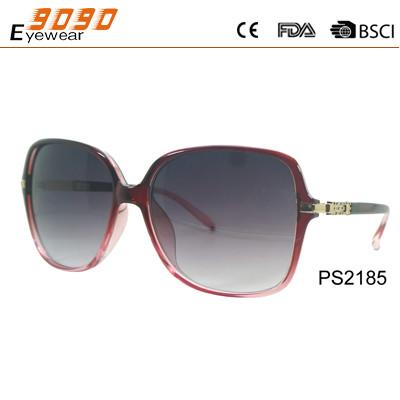 China Gafas de sol de moda plásticas del estilo los 2018 más nuevos, lente ULTRAVIOLETA de 400 protecciones en venta