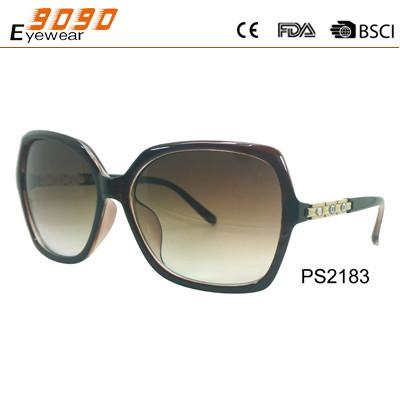 China Gafas de sol plásticas de gran tamaño con el adornamiento del marco, lente de la protección uv400, conveniente para las mujeres en venta
