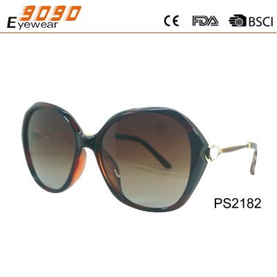 China Gafas de sol plásticas de gran tamaño con el adornamiento del marco, lente de la protección uv400, conveniente para las mujeres en venta