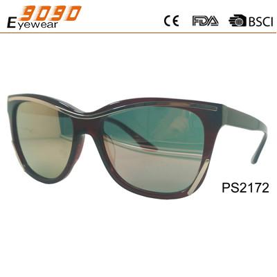 China Gafas de sol en el diseño de moda, hechas del plástico, convenientes para los hombres y las mujeres en venta