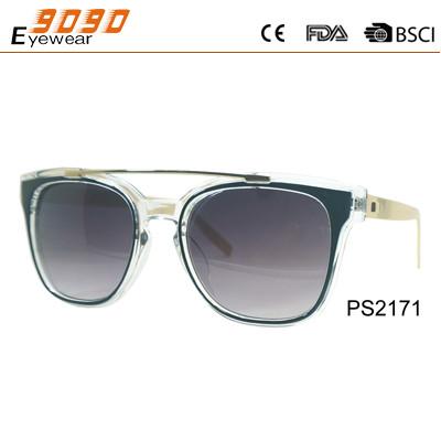 China 2018 gafas de sol calientes del estilo de la venta con la lente ULTRAVIOLETA de 400 protecciones, hecha del plástico en venta