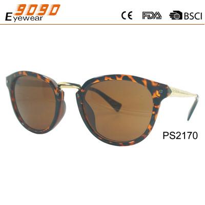 China Gafas de sol que seleccionan retras clásicas, hechas de bastidor plástico, lente ULTRAVIOLETA de 400 protecciones en venta