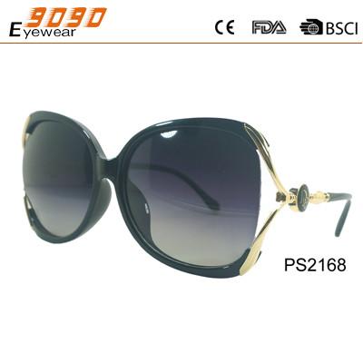 China Nueva llegada y venta caliente de gafas de sol plásticas con el marco grande, convenientes para las mujeres y los hombres, templo del metal en venta