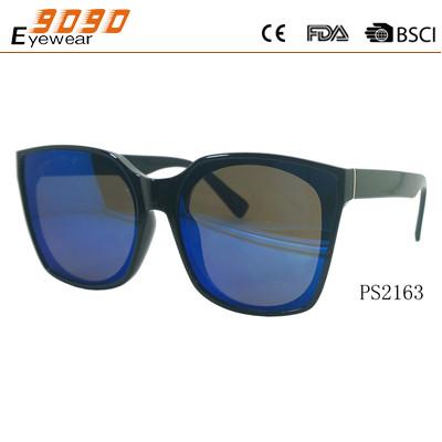 China Gafas de sol en el diseño de moda, hechas del plástico y de la lente duplicada, convenientes para los hombres y las mujeres, en venta