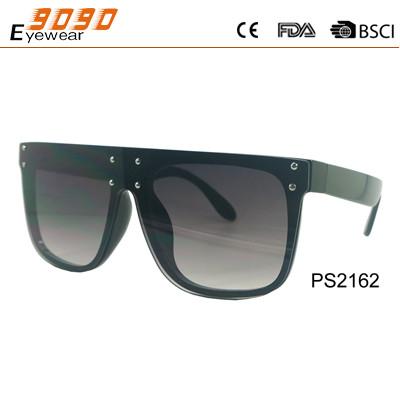 China Gafas de sol en el diseño de moda, hechas del plástico con el marco grande, convenientes para los hombres y las mujeres en venta