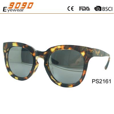 China 2018 gafas de sol plásticas del estilo caliente de la venta con la lente ULTRAVIOLETA de 400 protecciones, hecha del plástico con el modelo de la impresión en venta