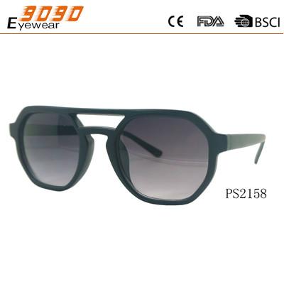 China Nueva llegada y venta caliente de gafas de sol plásticas, convenientes para las mujeres y los hombres, en venta