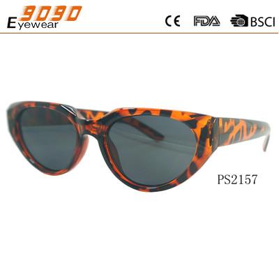 China Gafas de sol del nuevo estilo con la lente ULTRAVIOLETA de la protección del 100%, conveniente retros para los hombres y las mujeres en venta