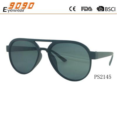 China Gafas de sol plásticas redondas del diseño de moda con la lente ULTRAVIOLETA de 400 protecciones en venta