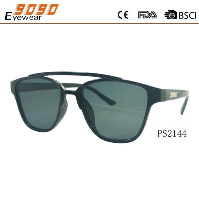 China 2018 gafas de sol calientes del estilo de la venta con la lente ULTRAVIOLETA de 400 protecciones, hecha del plástico en venta