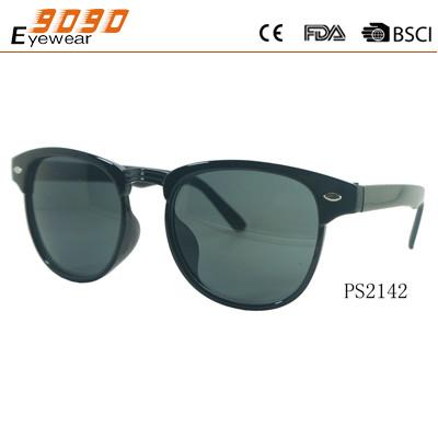 China Obra clásica que selecciona las gafas de sol, hechas de bastidor plástico con la bisagra plástica, lente ULTRAVIOLETA de 400 protecciones en venta
