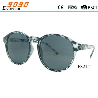 China Gafas de sol en el diseño redondo de moda, hechas del plástico, convenientes para los hombres y las mujeres en venta