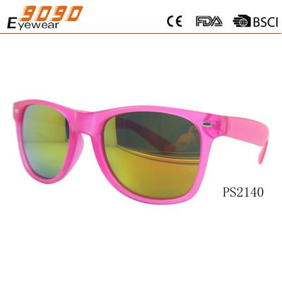China Gafas de sol de la moda de la señora hechas del plástico, marco rosado, lentes ULTRAVIOLETA de la protección del 100% en venta