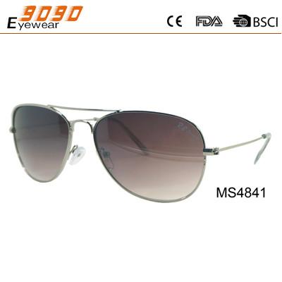 China La venta caliente duplicó las gafas de sol del metal, lente de 400 protecciones, convenientes ULTRAVIOLETA para los hombres y las mujeres en venta