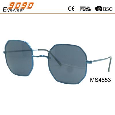 China Gafas de sol con el marco del diamante del metal, nuevo estilo de diseñador de moda, lente ULTRAVIOLETA de 400 protecciones en venta