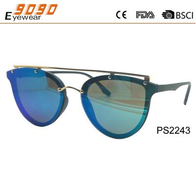 China Nueva llegada y venta caliente de gafas de sol plásticas con el lense azul, convenientes para las mujeres y los hombres en venta