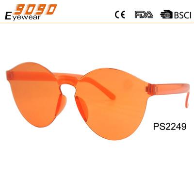 China Nueva llegada y venta caliente de gafas de sol plásticas con solo color, convenientes para las mujeres en venta