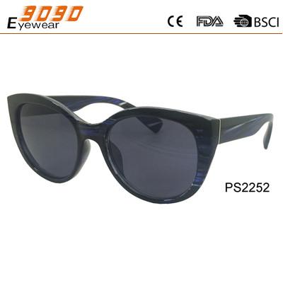 China Obra clásica que selecciona las gafas de sol, hechas de bastidor plástico, lente ULTRAVIOLETA de 400 protecciones en venta