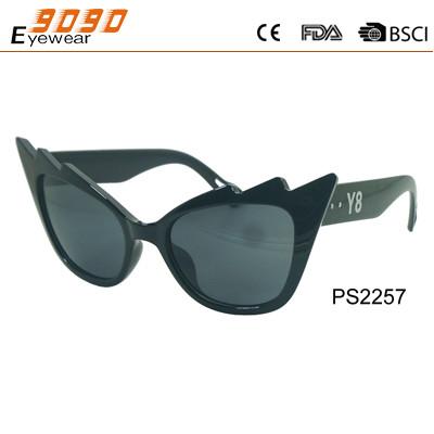 China nueva forma del oscilación del estilo 2018 de las gafas de sol plásticas convenientes para los hombres y las mujeres en venta