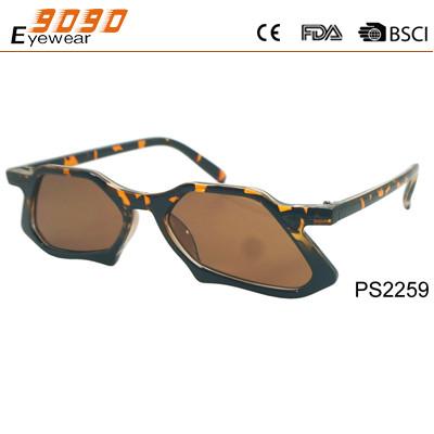 China Nueva llegada y venta caliente de gafas de sol plásticas especiales con la lente marrón, convenientes para las mujeres y los hombres en venta