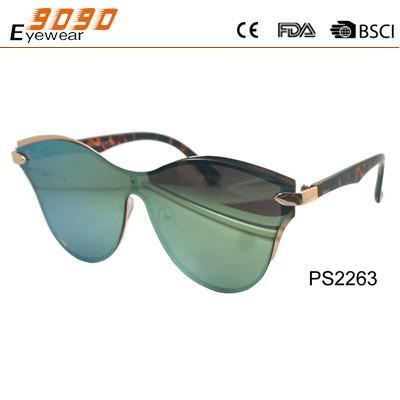 China Nueva llegada y venta caliente de gafas de sol plásticas con la lente del reflector, convenientes para las mujeres y los hombres en venta