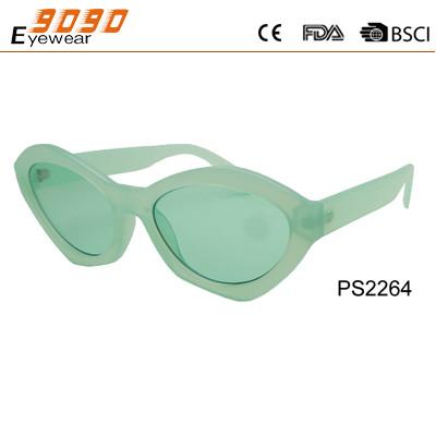 China El más nuevo estilo 2018 y gafas de sol de moda plásticas clásicas, lente ULTRAVIOLETA de 400 protecciones en venta