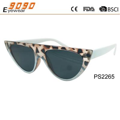 China Nueva llegada y venta caliente de gafas de sol plásticas especiales con la lente negra, convenientes para las mujeres y los hombres en venta
